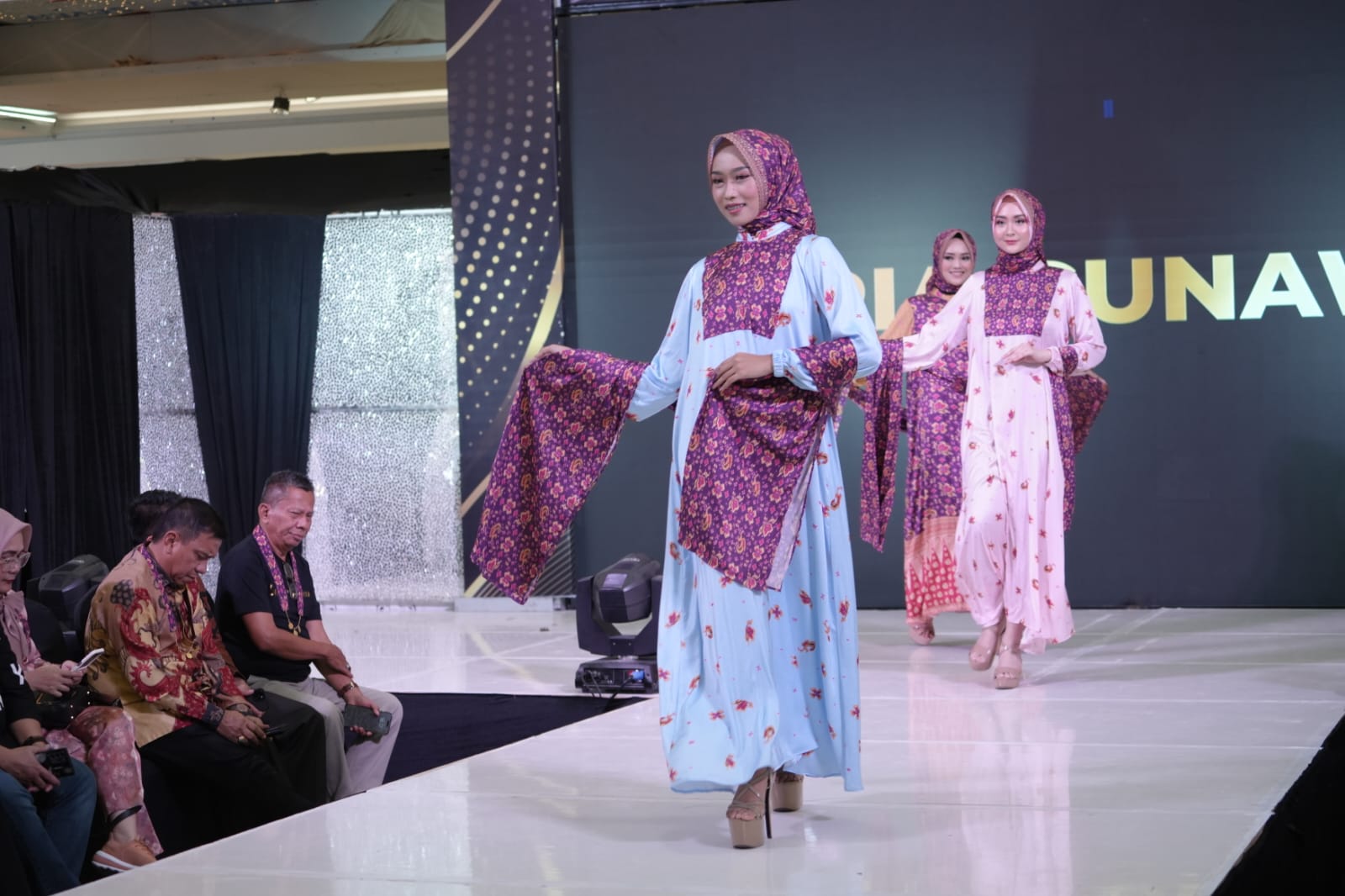 Hadirkan Koleksi Zaya Raya Rumah Busana Tria, Angkat Kain Songket Limar ...