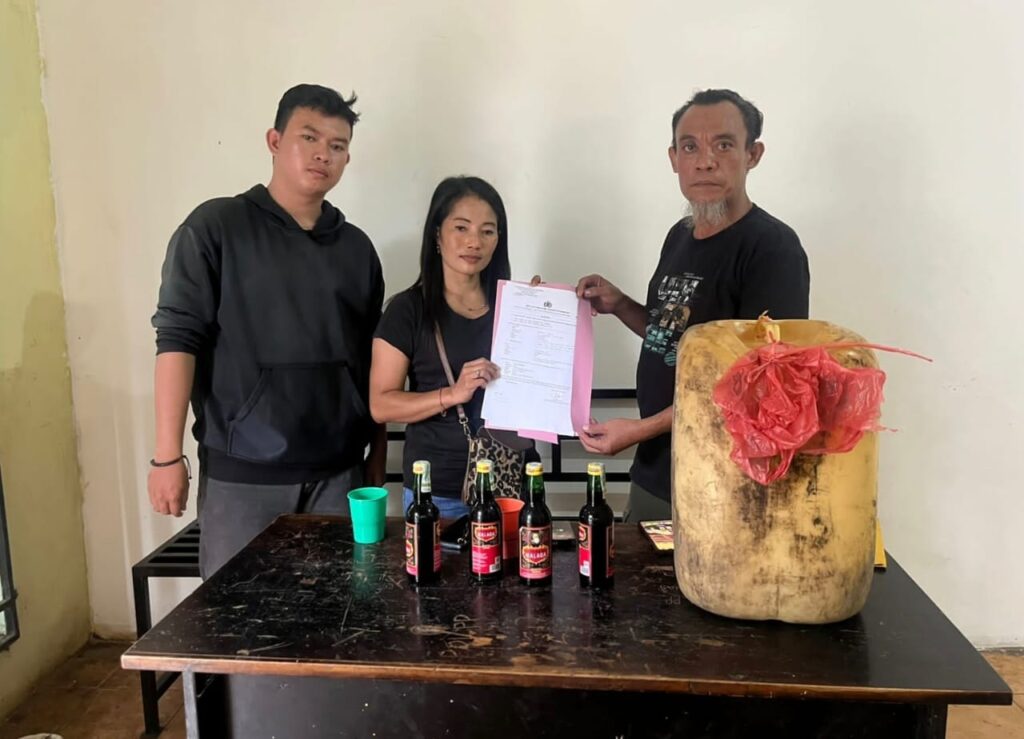 Perempuan Cantik Ini Tertangkap Jual Tuak di Kebun Sawit – Berita Sumatera