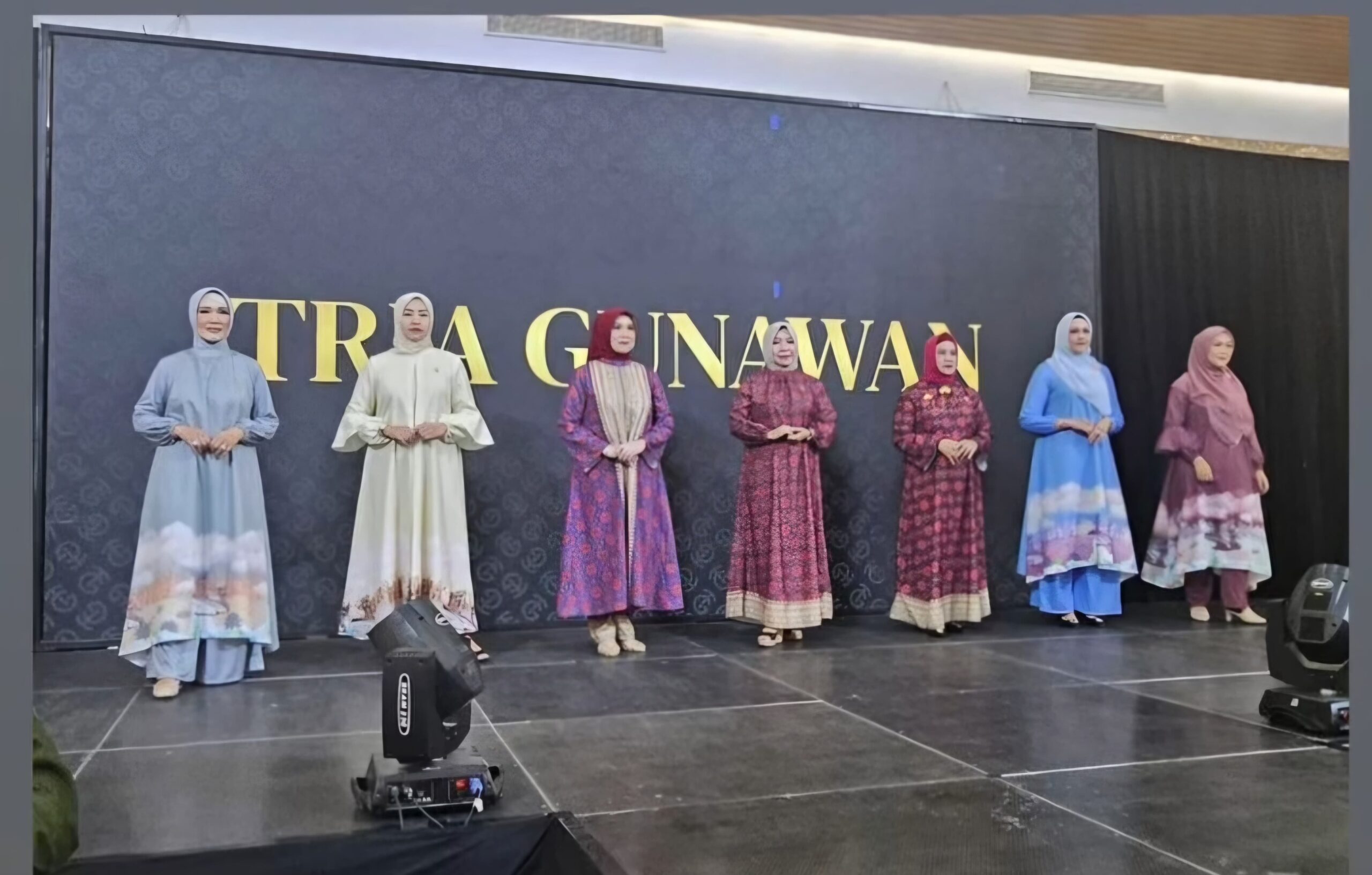 Rumah Busana Tria Fashion Show Hadirkan Zaya Raya Series Ampera Musi ...