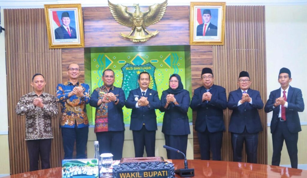 Serahkan SK Direksi Tirta Randik, Wabup Rohman Tekankan Direksi ...